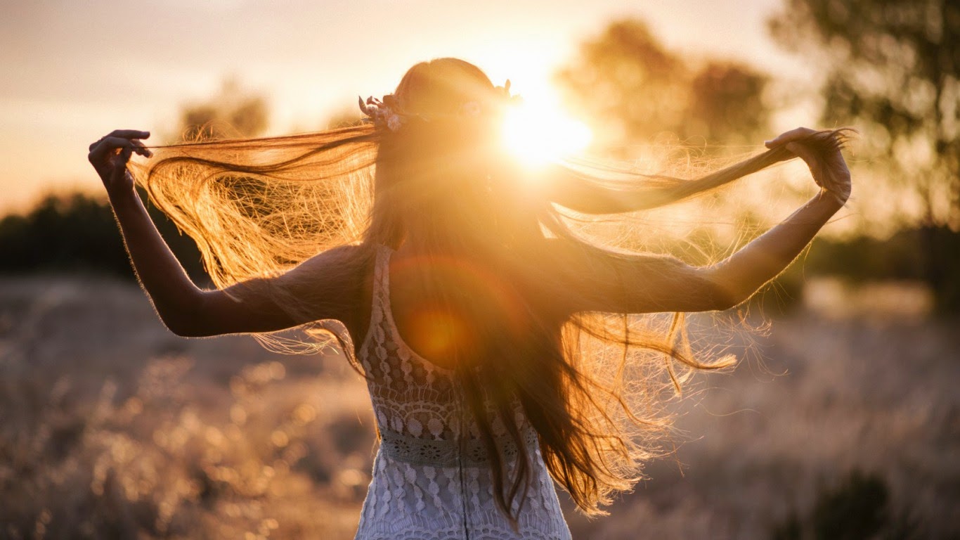 Beautiful colorful pictures and Gifs: Girls and Wind Pictures